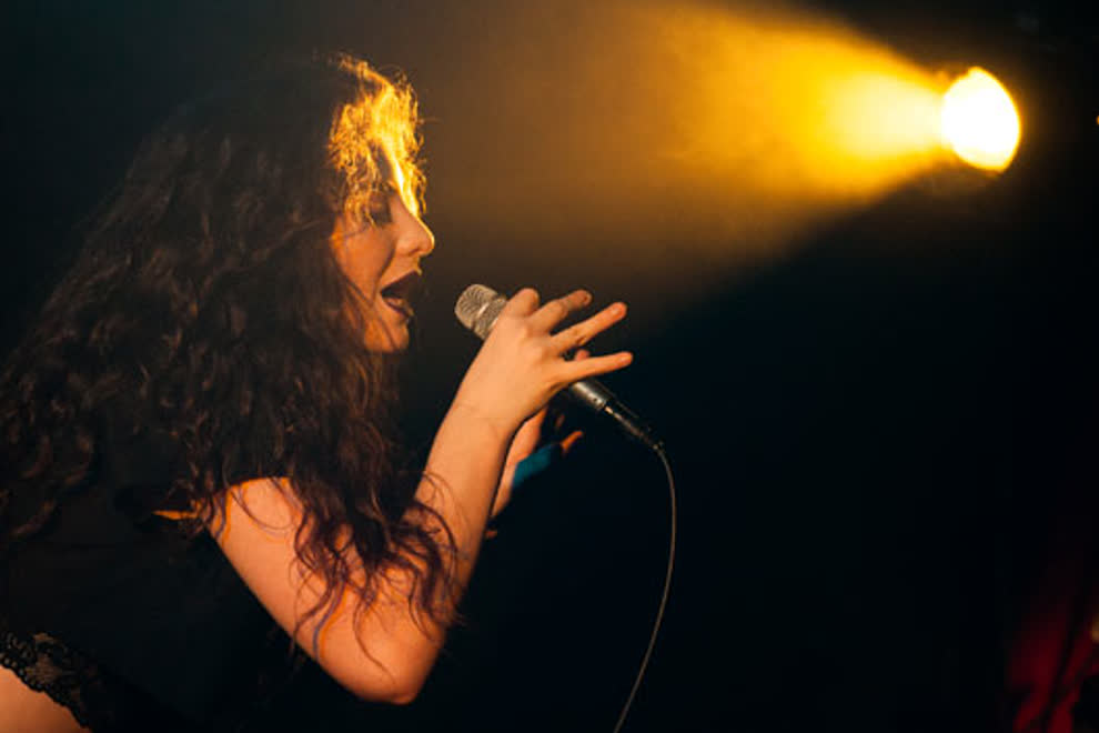 Lorde Grammy Performance Fingers